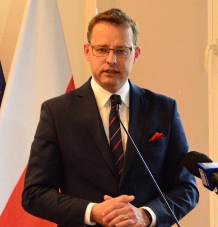 Zbieg Romanowski zostanie pozbawiany pensji? Do Sejmu wpłynął projekt ...